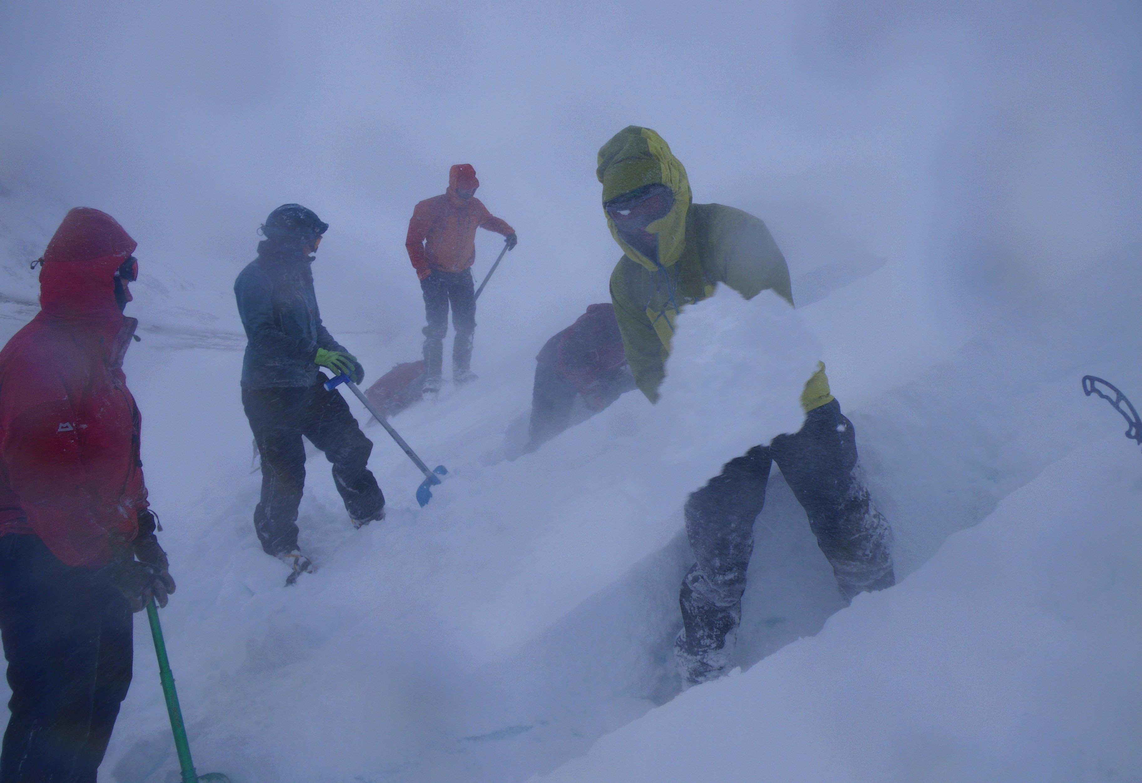 Snow hole – MONSTER MOUNTAINS