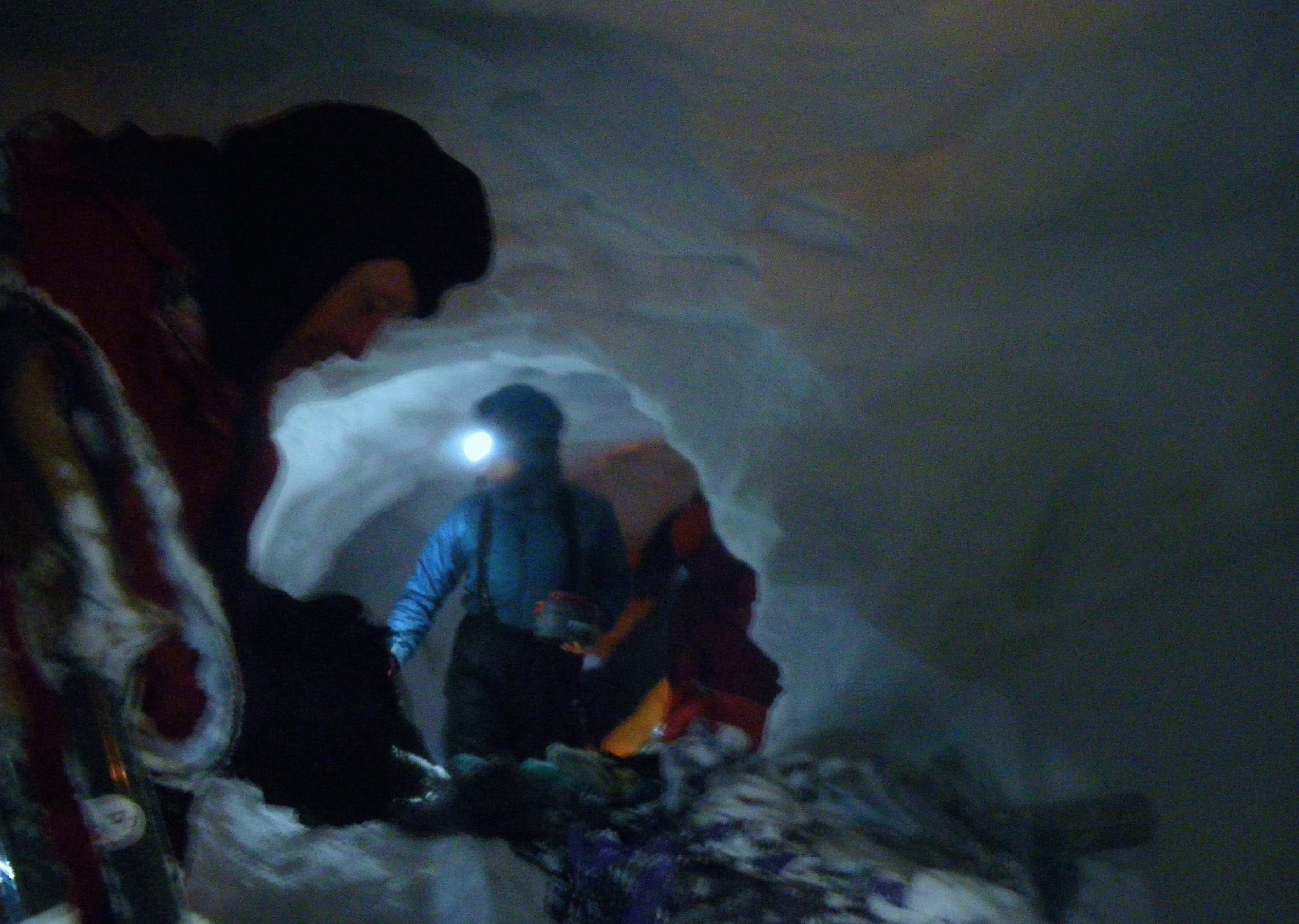 Snow hole – MONSTER MOUNTAINS